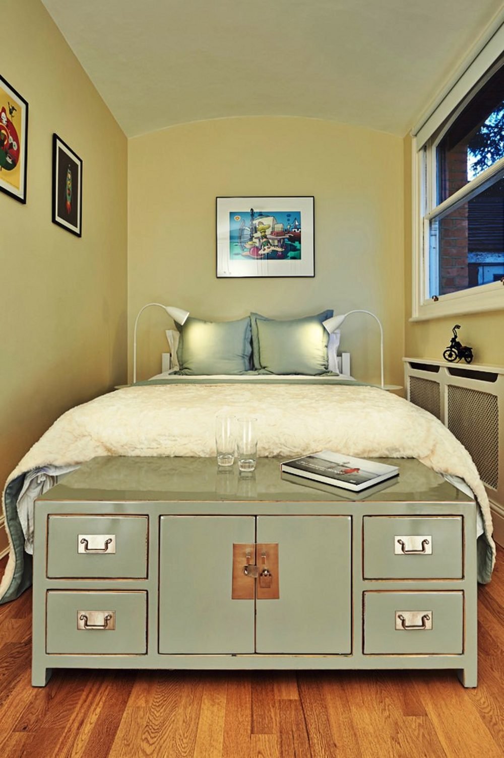 Living Large in A Cramped Bedroom | How To Build A House