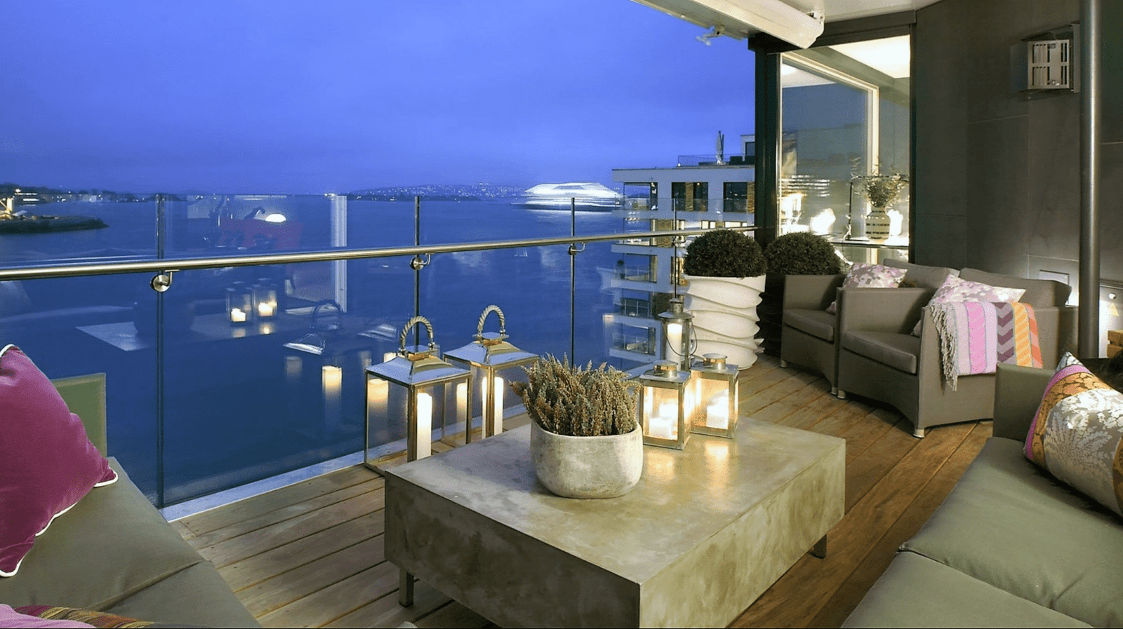 Extend the coziness feeling of balcony with lighting 👍😀